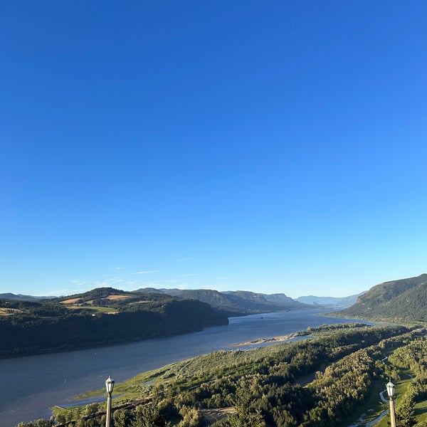 Crown Point Vista House - Scenic Lookout in Corbett