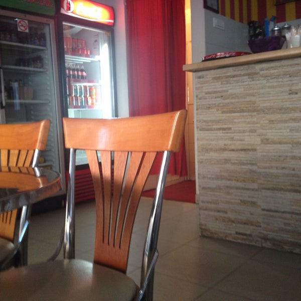 Meg Donald - Burger Joint in Pejë