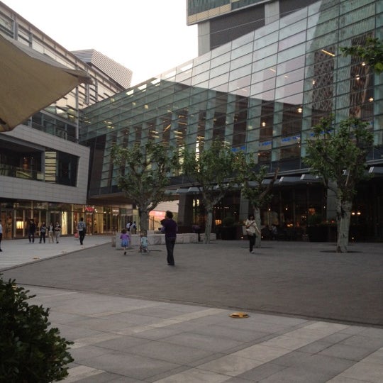 Kerry Parkside (浦东嘉里城) - Shopping Mall