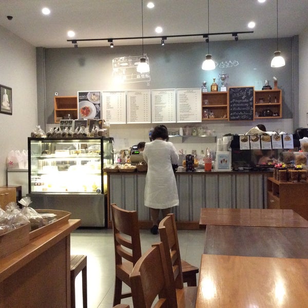 Hom Krun Coffee (หอมกรุ่น คอฟฟี่) - Café