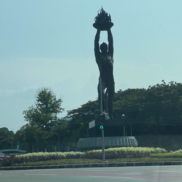 Photos at Patung Pemuda Membangun - Bundaran Senayan - Monument in ...