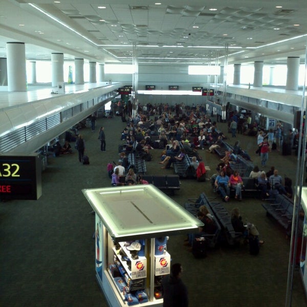 Frontier Airlines Arrivals - Airport Terminal in Denver International ...