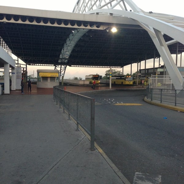 Half Way Tree Transportation Centre - Kingston'da Otobüs Terminali