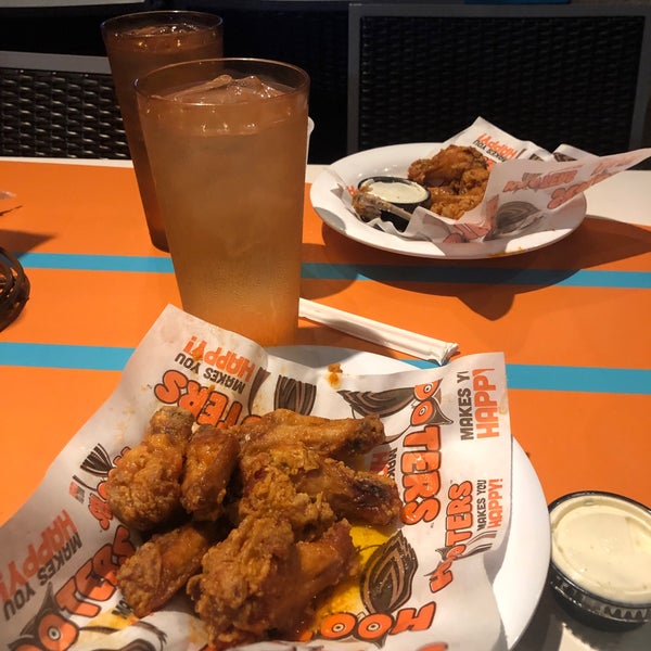Hooters - American Restaurant in Beacon Center