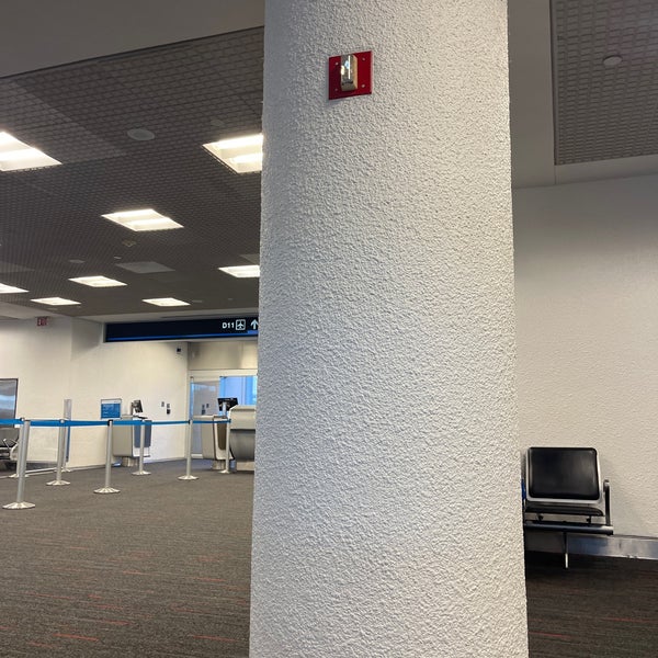 Gate D11 - Airport Gate in Miami
