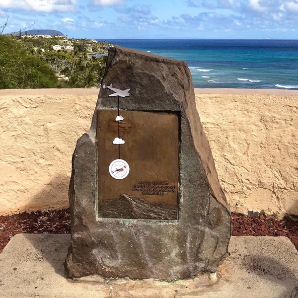 Photos at Amelia Earhart marker at Diamond Head Lookout