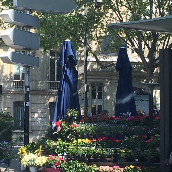 Monceau Fleurs Malesherbes - Flower Store in Paris
