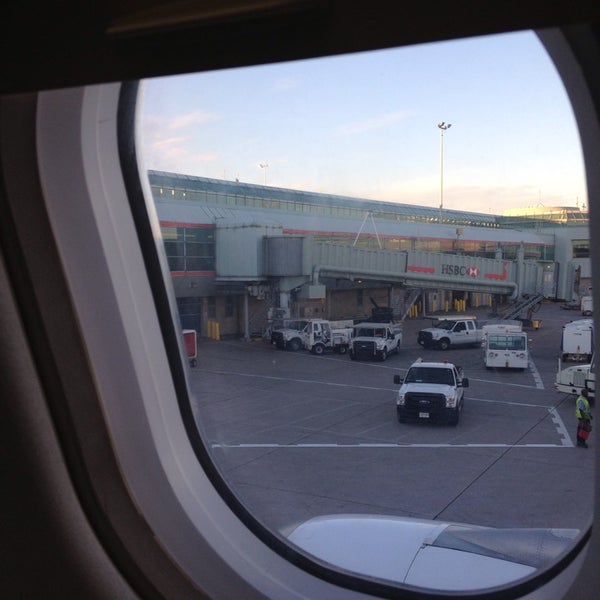 Gate A20 / B20 - Toronto Pearson International Airport - 4 tips