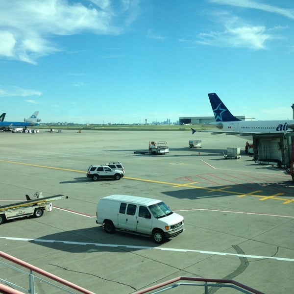 Gate A20 / B20 - Toronto Pearson International Airport - 4 tips