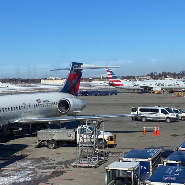 Gate F9 - Airport Gate