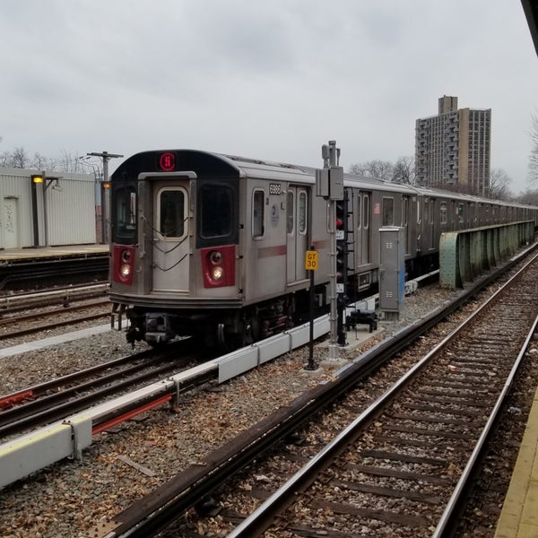 MTA Subway - Morris Park (5) - Metro Station in Pelham Parkway