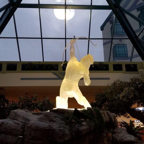 Rainmaker statue at Foxwoods show - Casino