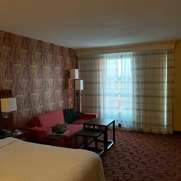 Howard Johnson Hotel by the Falls - Hotel