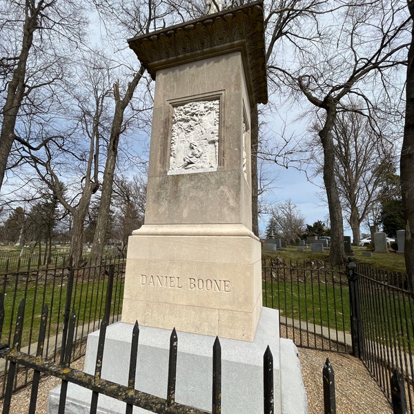 Daniel & Rebecca Boone's Gravesite - Cemetery in Frankfort