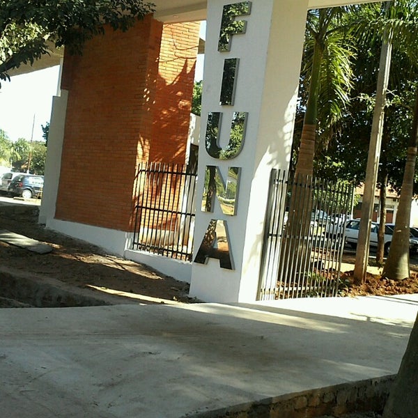 Facultad de Ingeniería (FIUNA) - College Engineering Building in Villa ...