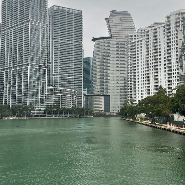 Brickell Key Jogging Trail - Hiking Trail in Miami