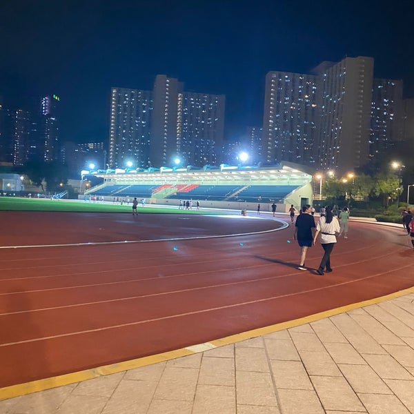 Tuen Mun Tang Shiu Kin Sports Ground 屯門鄧肇堅運動場 - 屯門, 屯門區