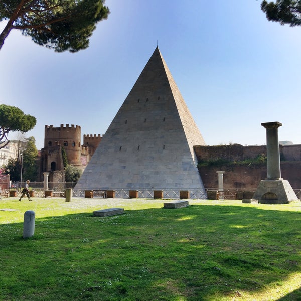 Piramide Cestia - Monument in Testaccio