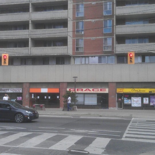 Sherbourne & Isabella - Road in Downtown Toronto