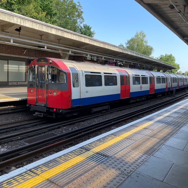 Ealing Common London Underground Station - Ealing Common - Uxbridge Rd.