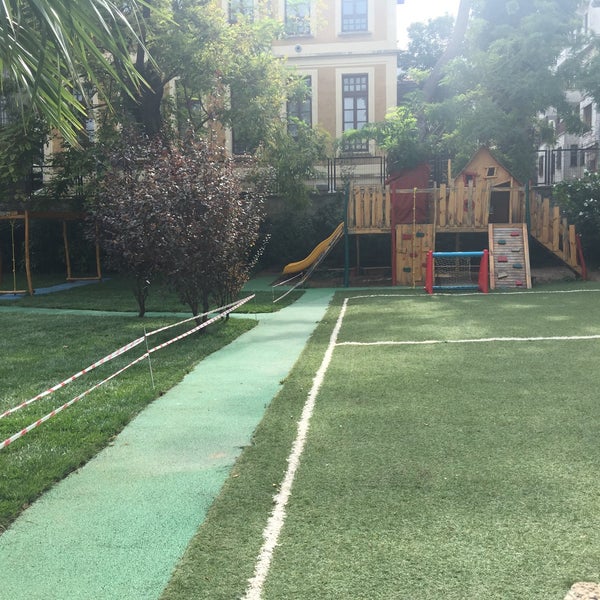 BUMED Merak Eden Çocuk Moda ilkokulu - Elementary School in Caferağa