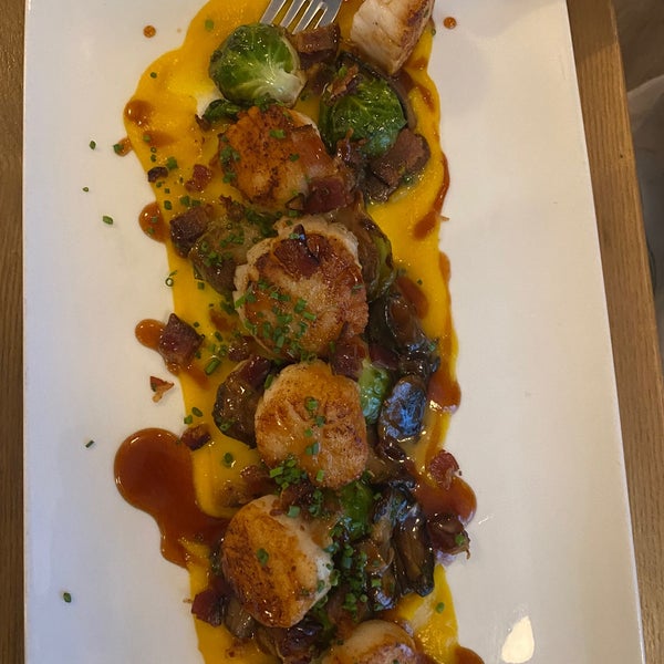 Liv's Oyster Bar & Restaurant - 166 Main St