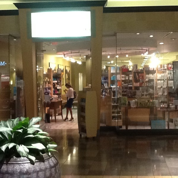 Regis Salons - Hair Salon in Saint Louis