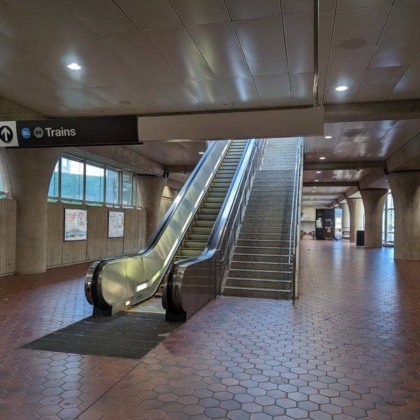 Downtown Largo Metro Station - Estación de metro