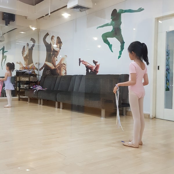 Pink Dance School โรงเรียน ชมพูนาฏศิลป์ สากล - Dance Studio in คลองเตยเหนือ
