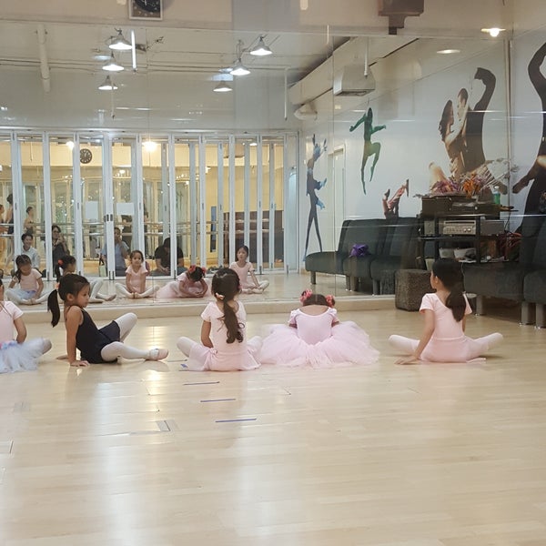 Pink Dance School โรงเรียน ชมพูนาฏศิลป์ สากล - Dance Studio in คลองเตยเหนือ