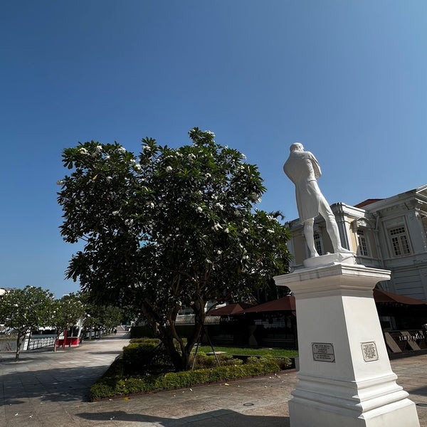 Sir Stamford Raffles Statue (Raffles' Landing Site) - Downtown Core - Parliament Lane