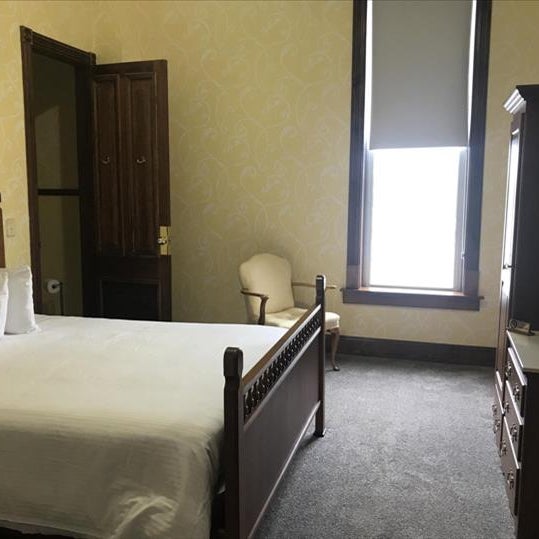 Decker Hotel, Restaurant & Bar - Maquoketa, IA