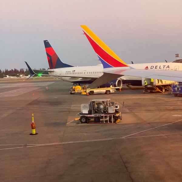 Gate B12 - Airport Gate