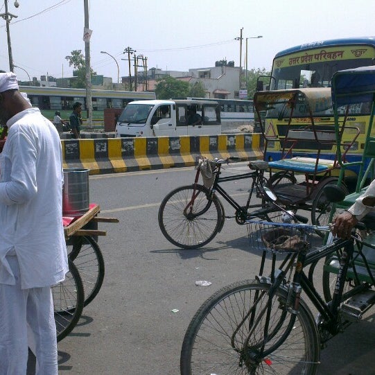 BOTANICAL GARDEN BUS STOP (Buses for Greater Noida) - Bus Station