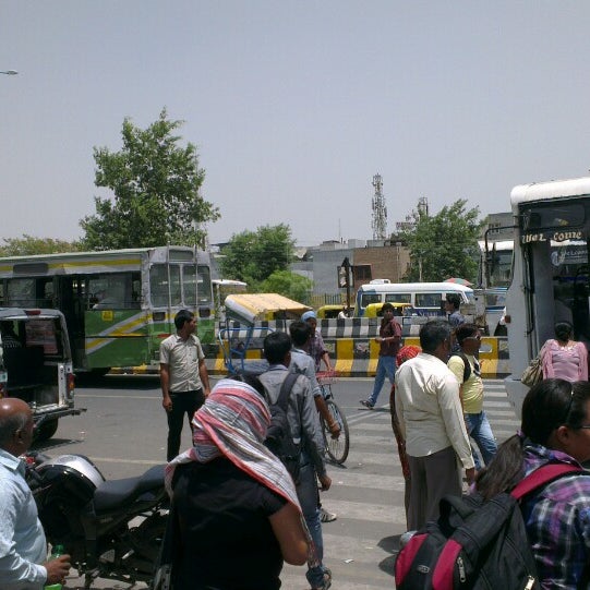 BOTANICAL GARDEN BUS STOP (Buses for Greater Noida) - Bus Station