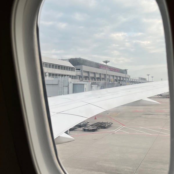 Gate E22 - Airport Gate in Changi