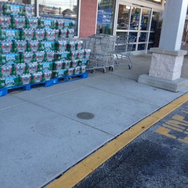 Superfresh (Now Closed) - Roxborough - 7162 Ridge Ave