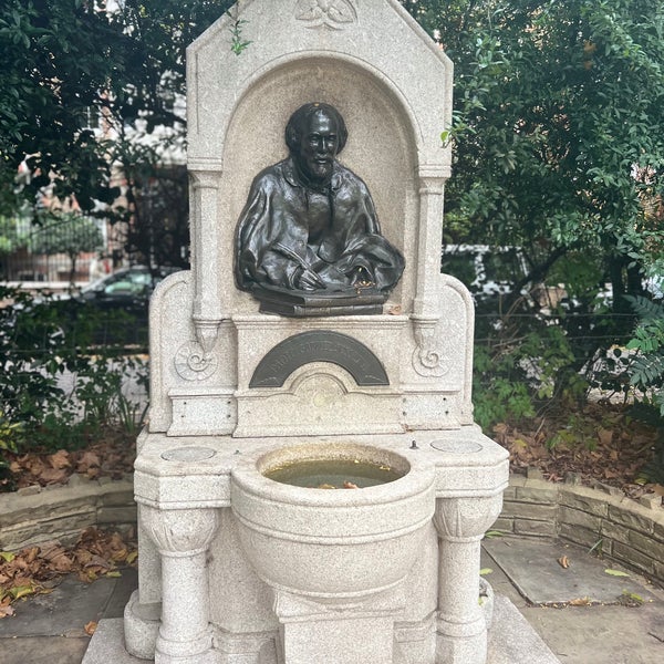 Dante Gabriel Rosetti Monument - Historic Sites in Chelsea