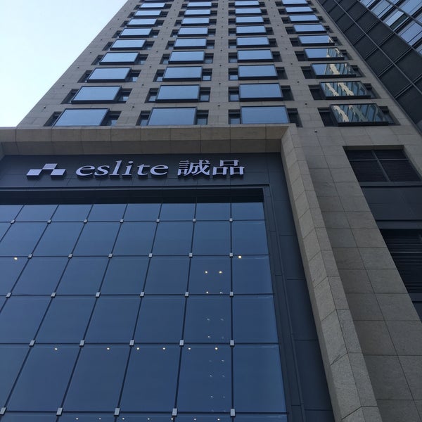 誠品書店 Eslite Bookstore - Bookstore in Gōngyè yuán
