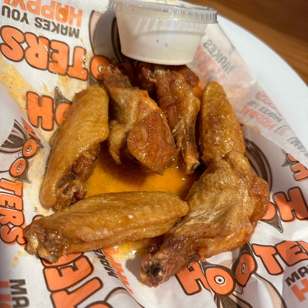 Hooters - American Restaurant in Beacon Center