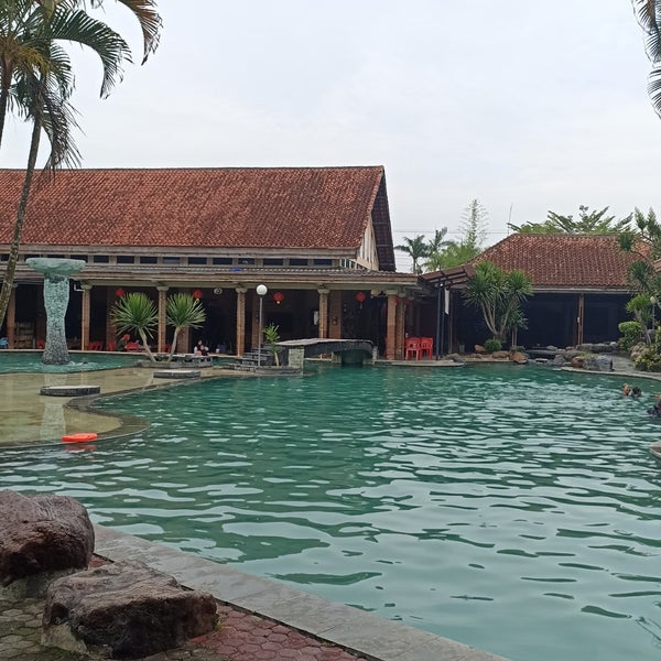 Banyumili Resto & Swimming Pool - Seafood Restaurant