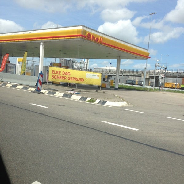 Photos at Shell Nederland Raffinaderij - Factory in Vondelingenplaat