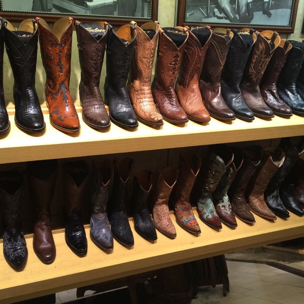 Stelzig Ranch Texas Store (Terminal D) - 1 tip from 16 visitors