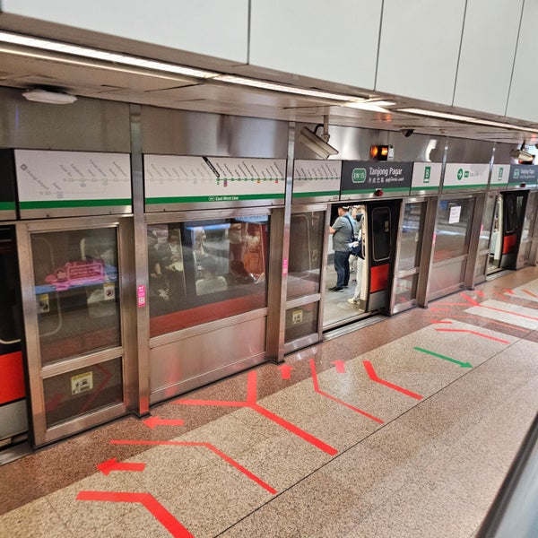 Tanjong Pagar MRT Station (EW15) - Metro Station in Financial District