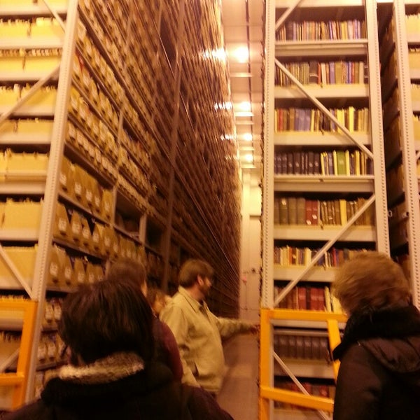 Oak Street Library Facility - College Library in Champaign