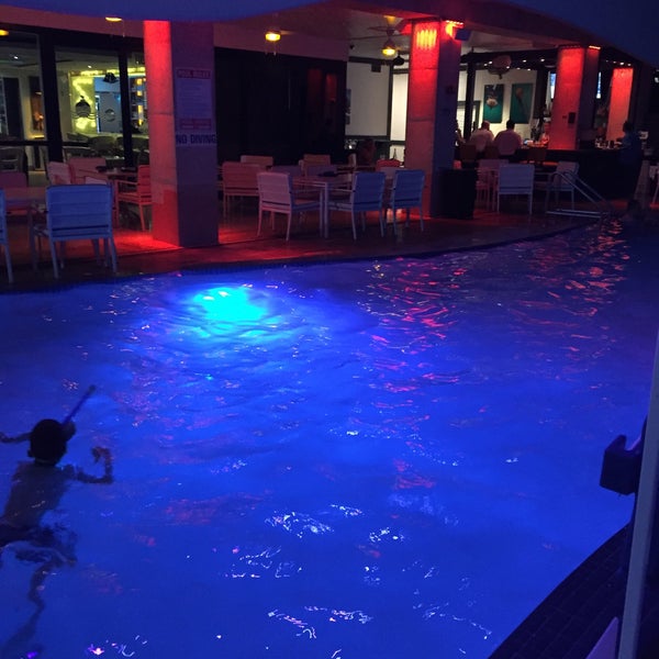 Poolside at Hilton Bentley - South Point - 5 tips