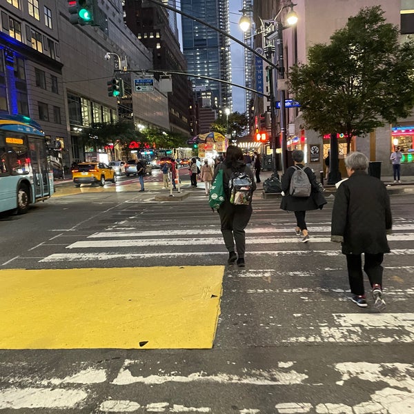 MTA Bus - 8 Av & W 34 St (M20/M34-SBS/M34A-SBS) - Bus Stop in New York