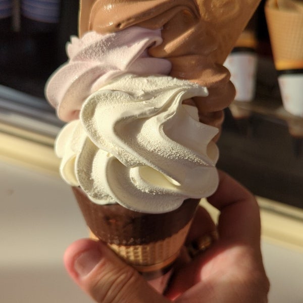 Alonzi's Harbour Bar - Ice Cream Parlor in Scarborough