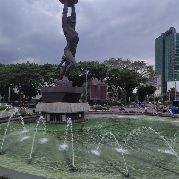 Photos at Patung Pemuda Membangun - Bundaran Senayan - Monument in ...