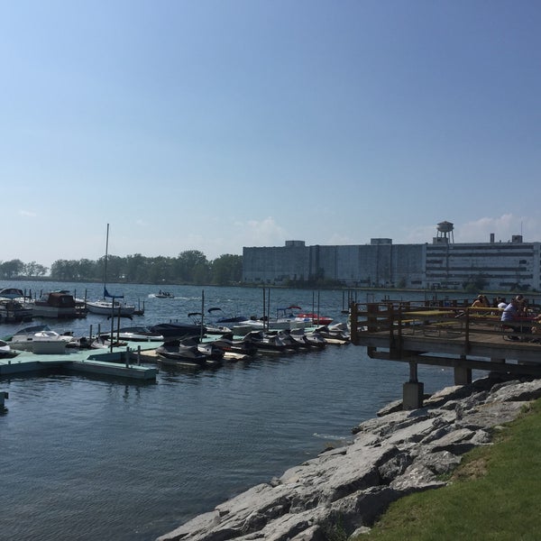 Dug's Dive (Now Closed) - American Restaurant in Buffalo River